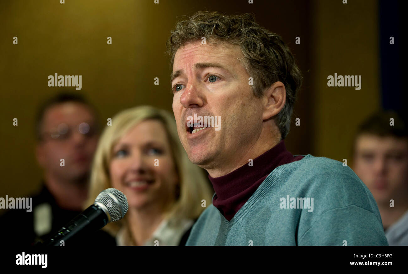 Jan. 02, 2012 - Des Moines, Iowa, USA - With his wife, Kelly Paul ...