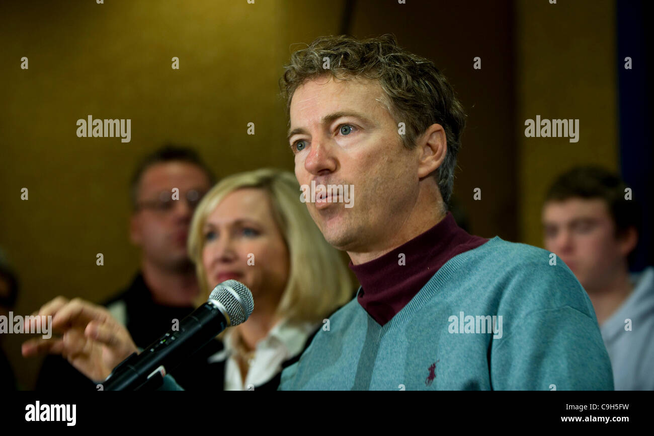 Jan. 02, 2012 - Des Moines, Iowa, USA - With his wife, Kelly Paul ...
