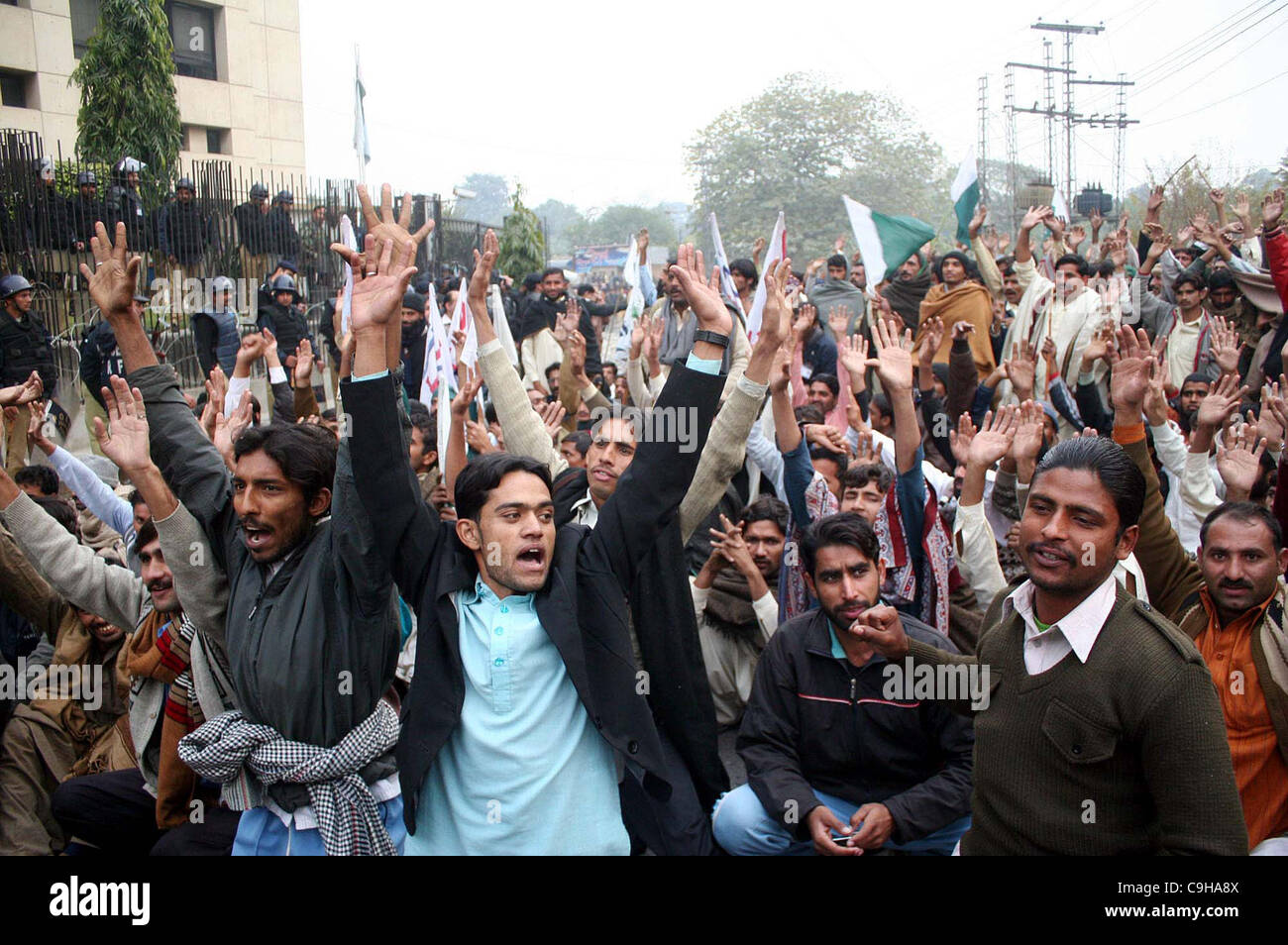 Textile industry workers shout slogans against gas-load-shedding during ...