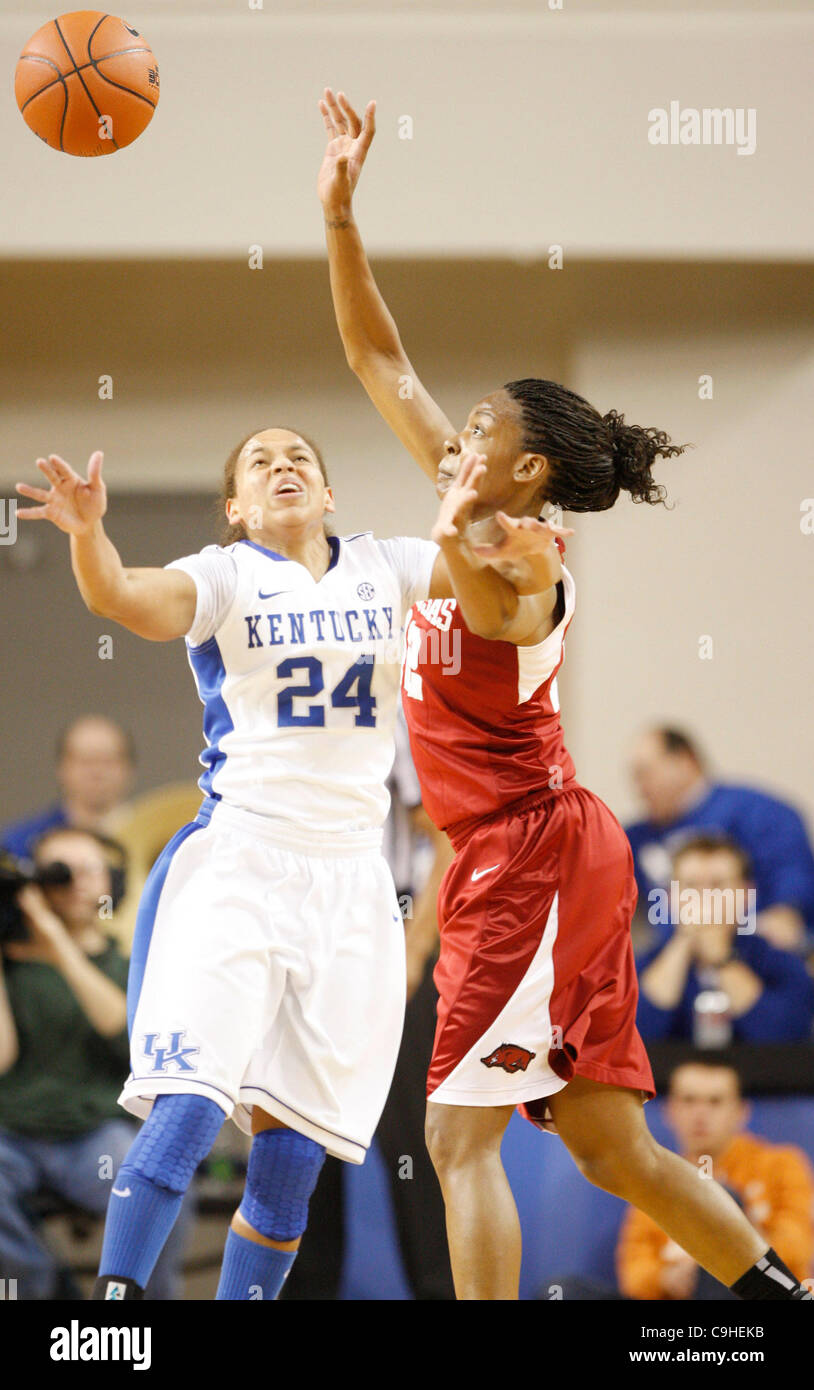 Jan. 5, 2012 - Lexington, Ky, US - Kentucky's Amber Smith (24) defended ...