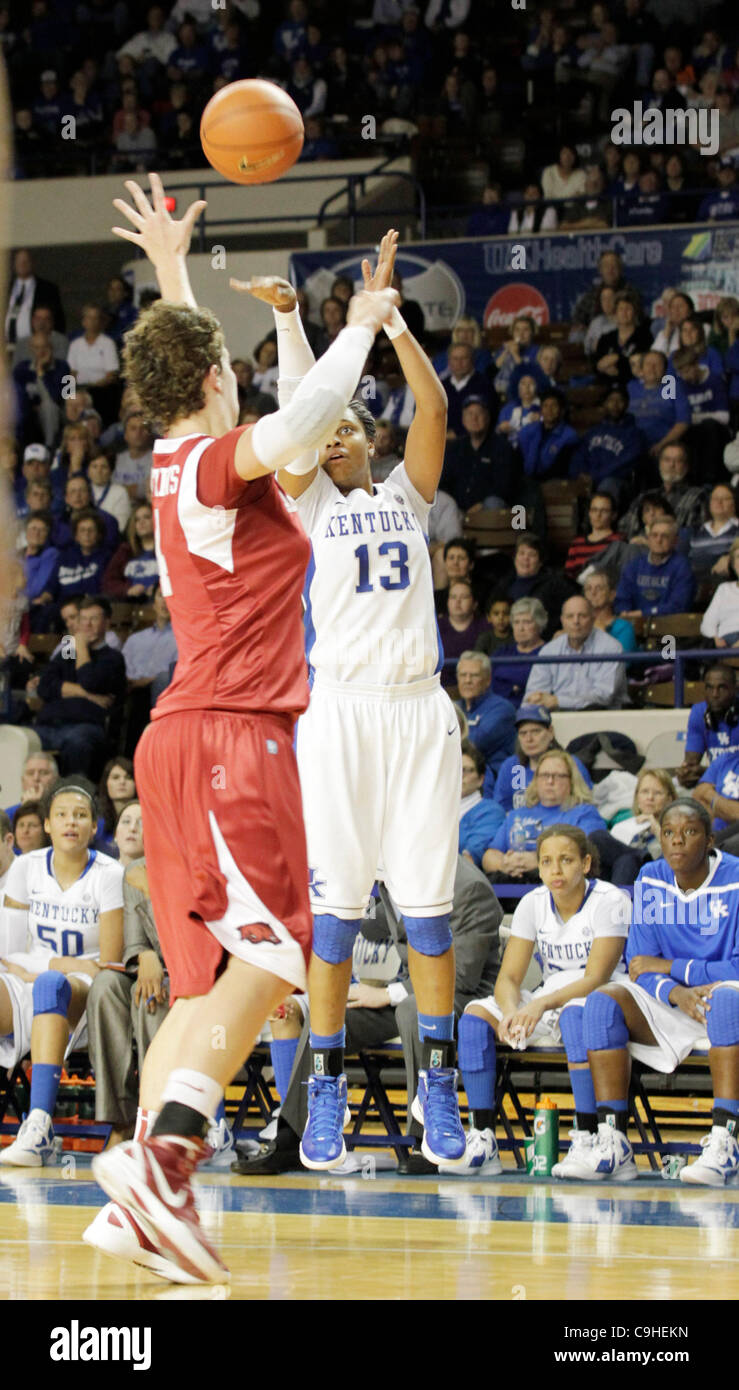 Jan. 5, 2012 - Lexington, Ky, US - Kentucky's Bria Goss (13) hit a ...