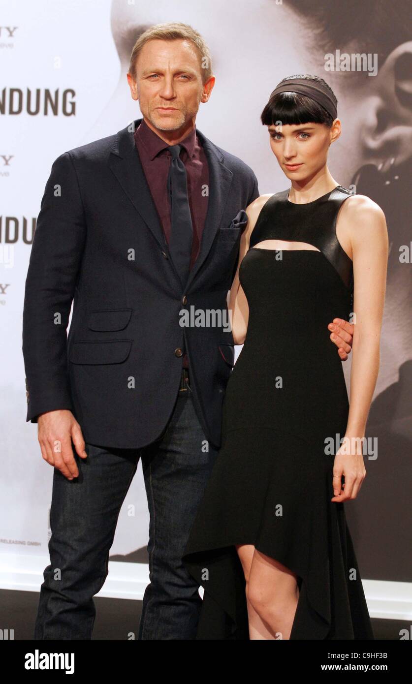 Daniel craig and rooney mara hi-res stock photography and images - Alamy