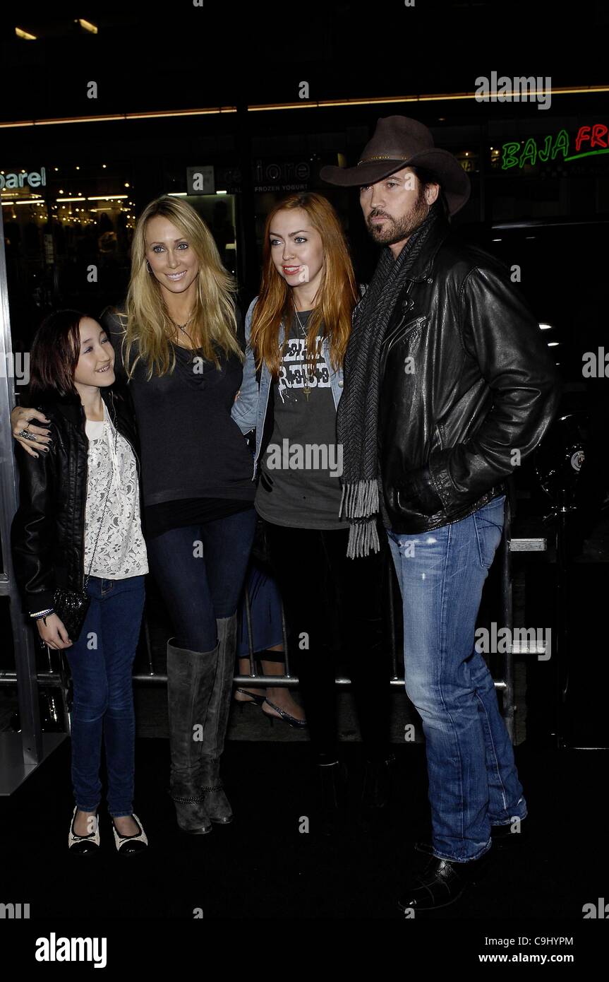 Noah Cyrus, Tish Cyrus, Brandi Cyrus, Billy Ray Cyrus at arrivals for ...