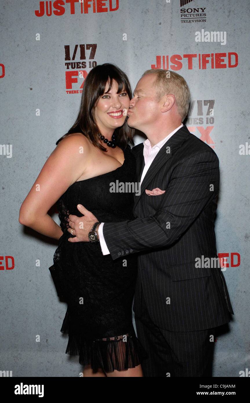 Neal mcdonough justified hi-res stock photography and images - Alamy