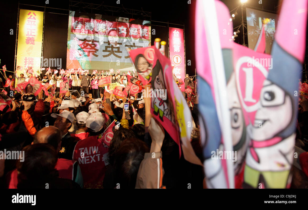 Supporters of Democratic Progressive Party, Taiwan wave flags and shout ...