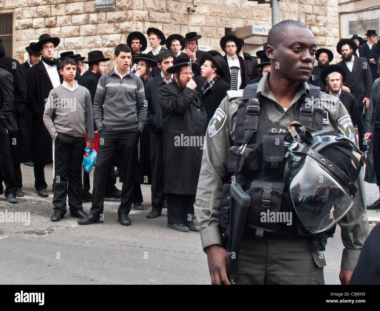 Police break up rioting by hundreds of Haredim in the neighborhood of ...