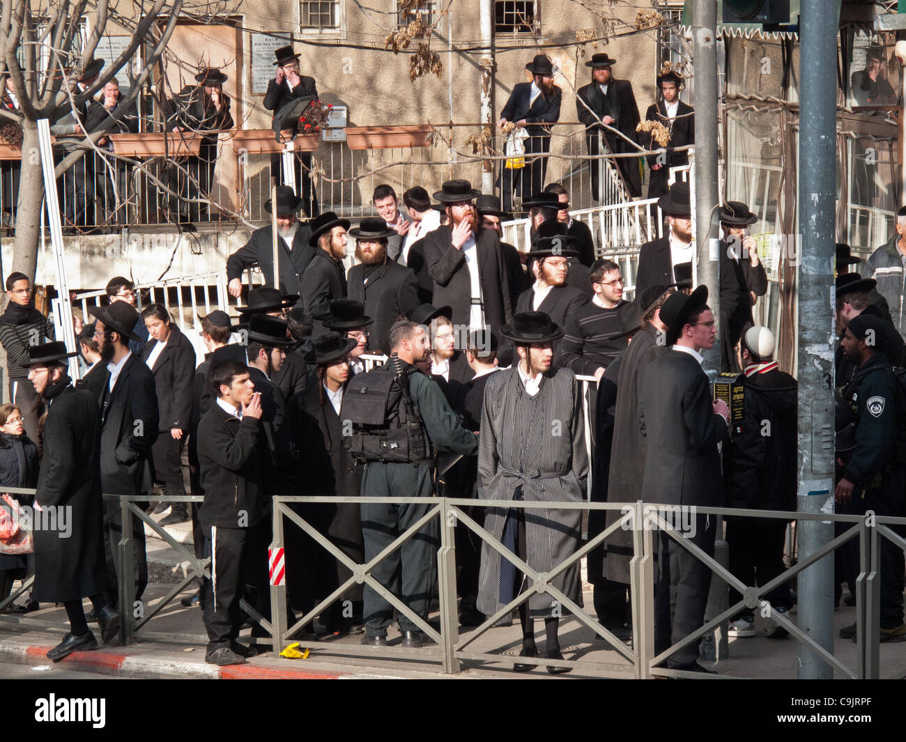 Hundreds of ultra-Orthodox Haredim riot in the neighborhood of Mea ...