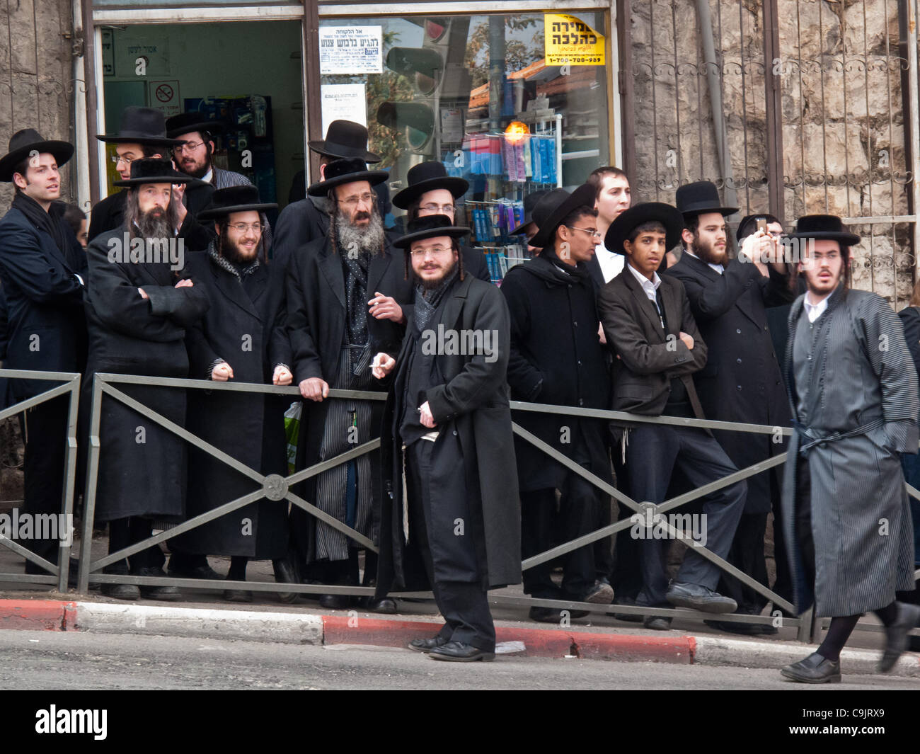 Hundreds of ultra-Orthodox Haredim riot in the neighborhood of Mea ...