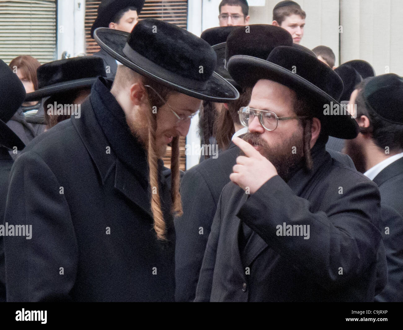 Hundreds of ultra-Orthodox Haredim riot in the neighborhood of Mea ...