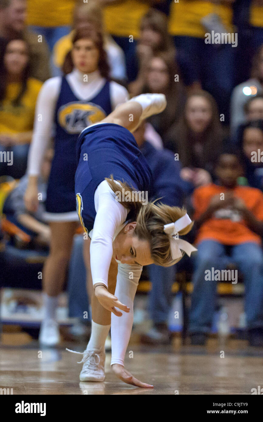Bowling green cheerleader during game hi-res stock photography and ...