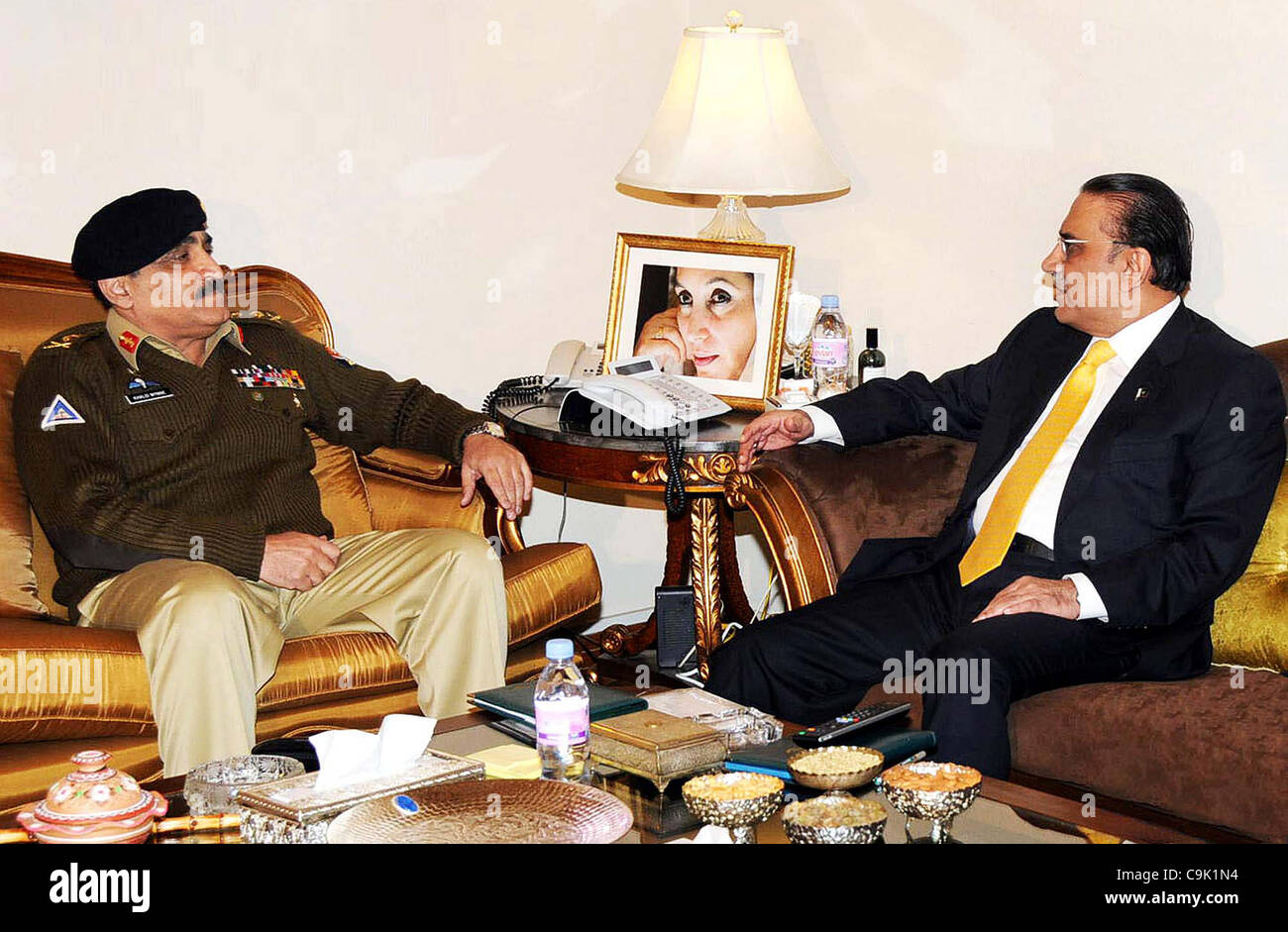 President, Asif Ali Zardari talks with Gen.Khalid Shamim Wynne Chairman ...