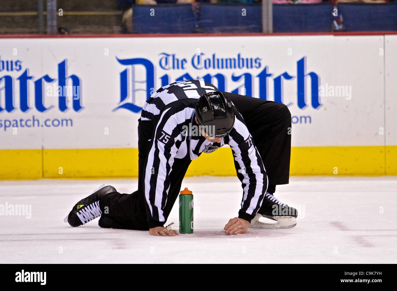 Jan. 17, 2012 - Columbus, Ohio, U.S - linesman Derek Amell (75) repairs ...