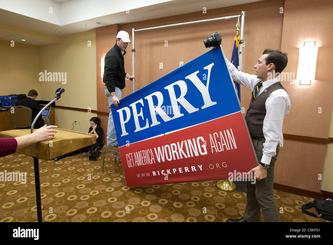 Campaign sign comes down after Texas Gov. Rick Perry's press conference ...