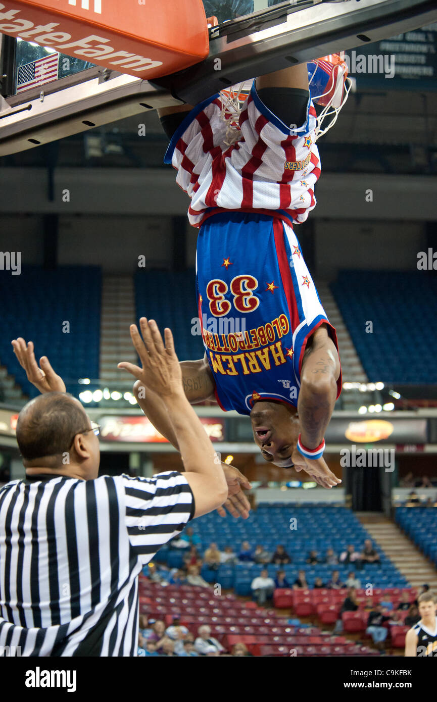Harlem globetrotters globie during game hi-res stock photography and ...