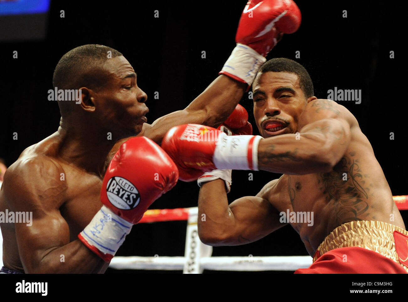 (L-R) Guillermo Rigondeaux (CUB), Rico Ramos (USA), JANUARY 20, 2012 ...