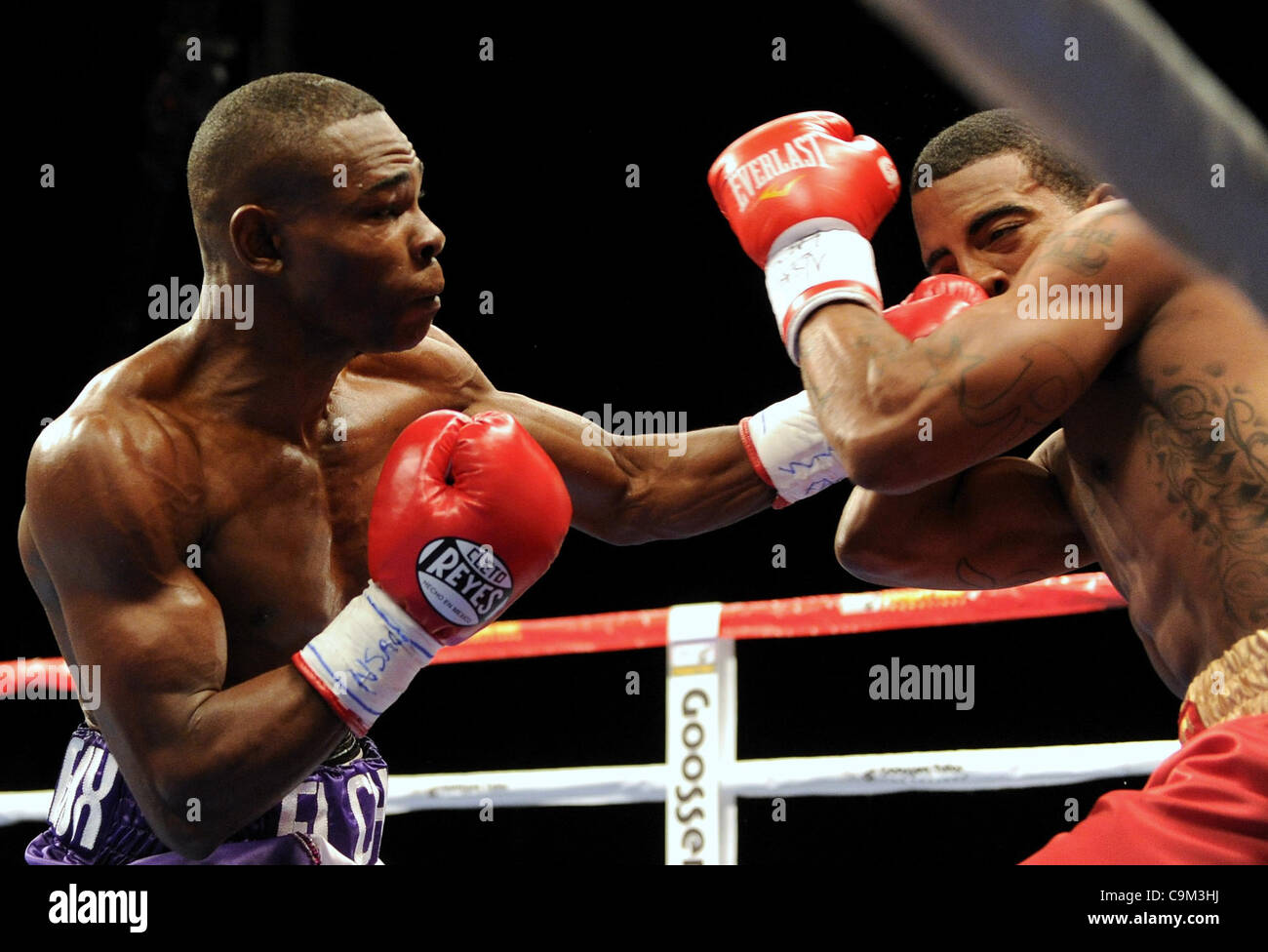 (L-R) Guillermo Rigondeaux (CUB), Rico Ramos (USA), JANUARY 20, 2012 ...