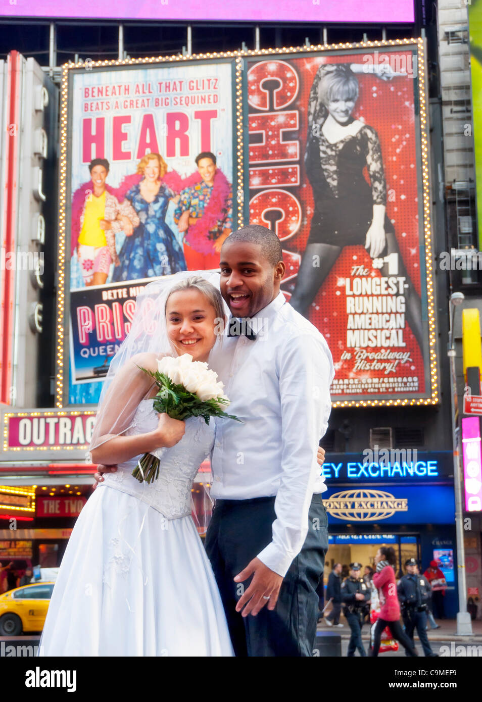 Manhattan, New York, USA: A bride and groom pose for pictures in Times ...