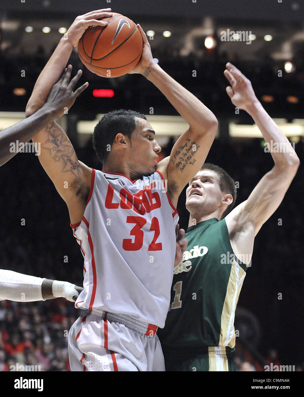 Jan. 25, 2012 - Albuquerque, NM, U.S. - UNM's #32 Drew Gordon looks to ...