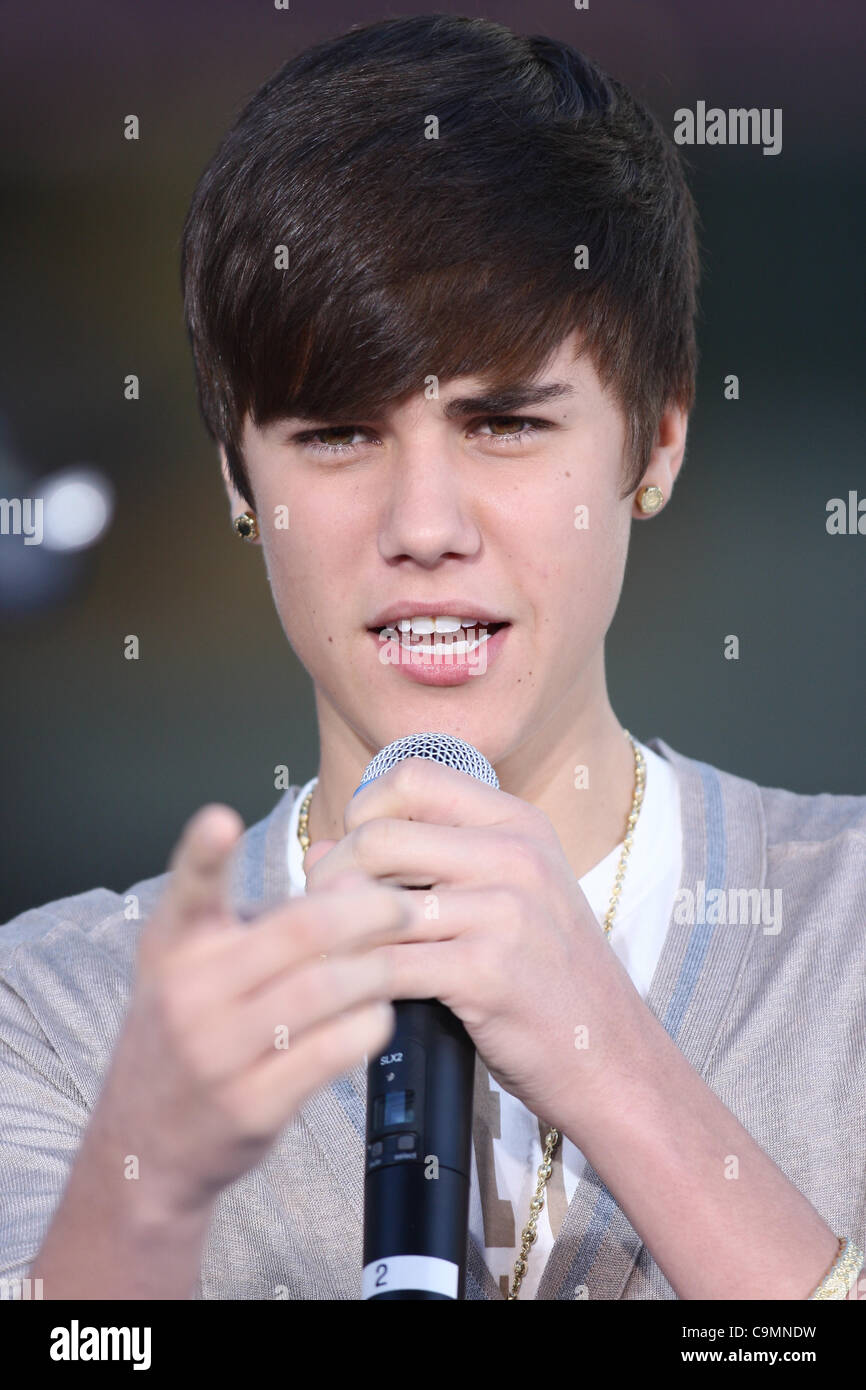 JUSTIN BIEBER MICHAEL JACKSON HAND AND FOOTPRINT CEREMONY HOLLYWOOD LOS ...