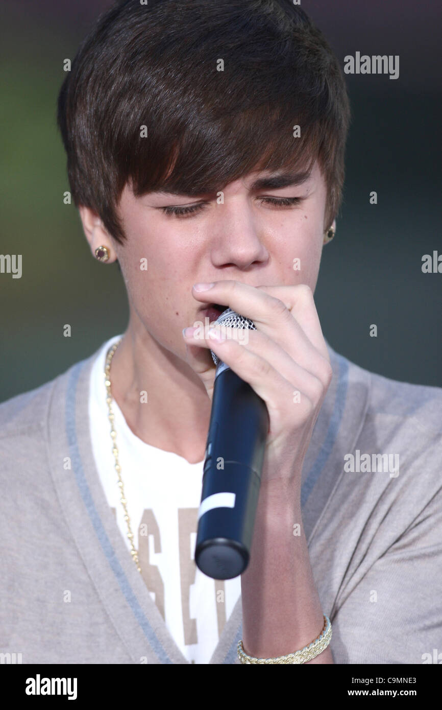 JUSTIN BIEBER MICHAEL JACKSON HAND AND FOOTPRINT CEREMONY HOLLYWOOD LOS ...