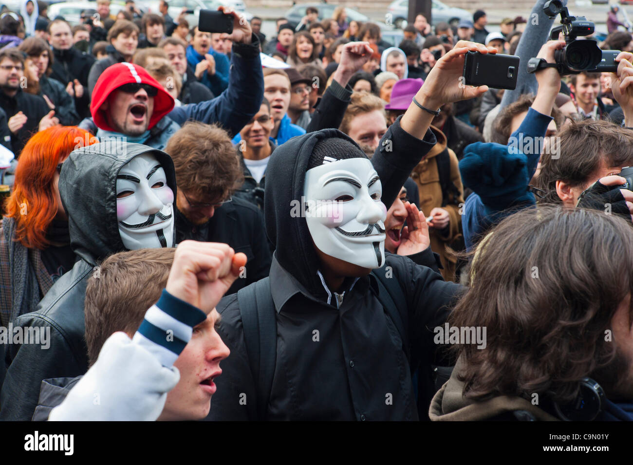 Protest crowd fists hi-res stock photography and images - Alamy