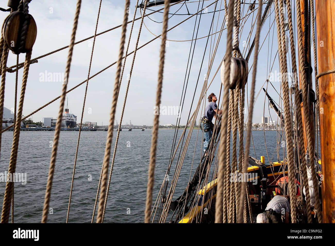 Merchant ship 1700s hi-res stock photography and images - Alamy
