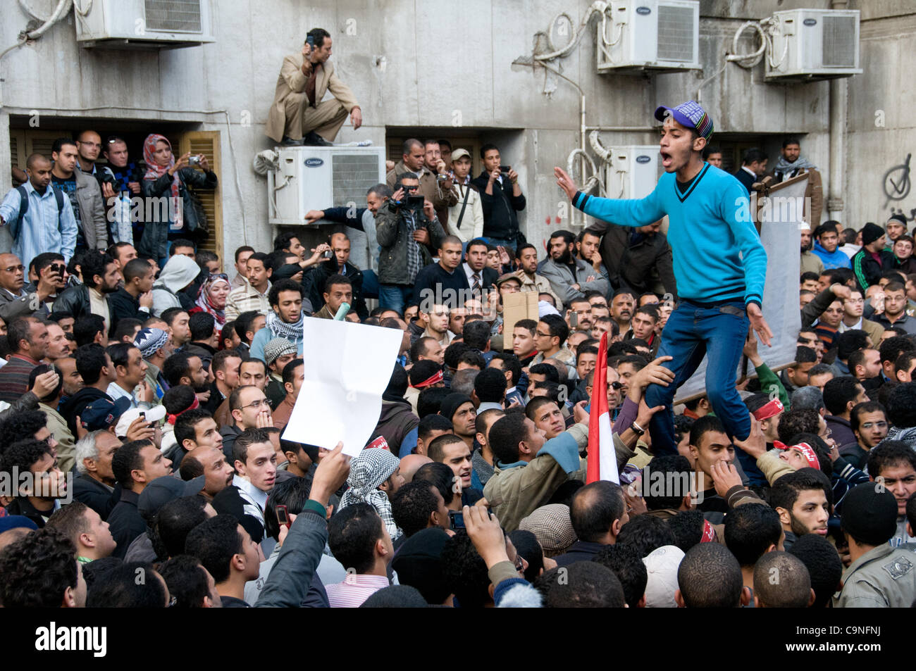 Crowd of thousands people hi-res stock photography and images - Alamy