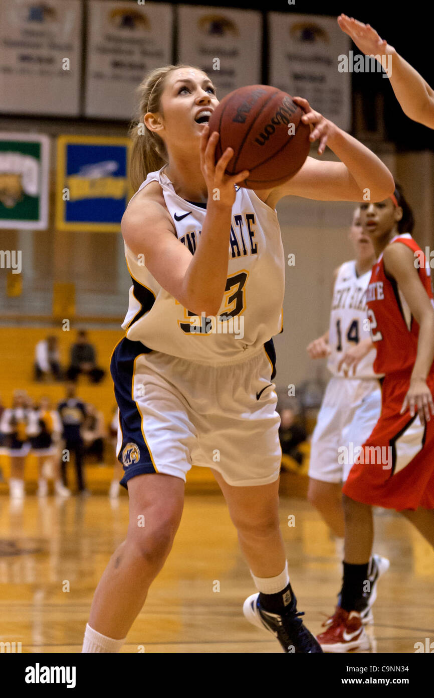 Feb. 1, 2012 - Kent, Ohio, U.S - Kent State center Leslie Schaefer (33 ...