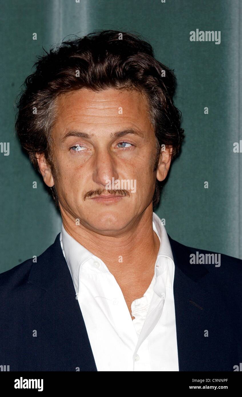Mystic river 2003 sean penn hi-res stock photography and images - Alamy
