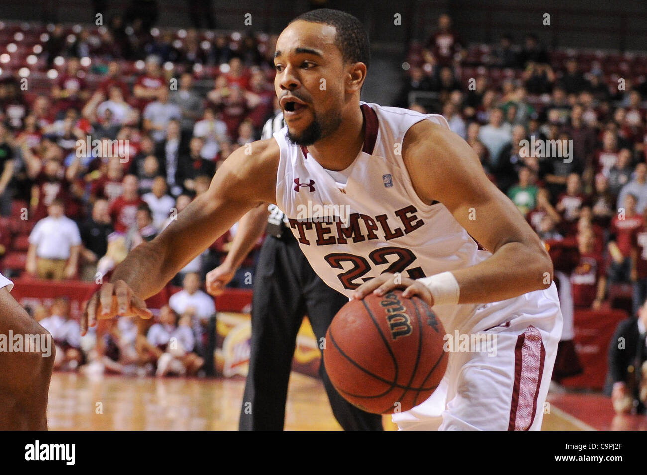 Feb. 8, 2012 - Philadelphia, Pennsylvania, U.S - Temple Owls guard ...