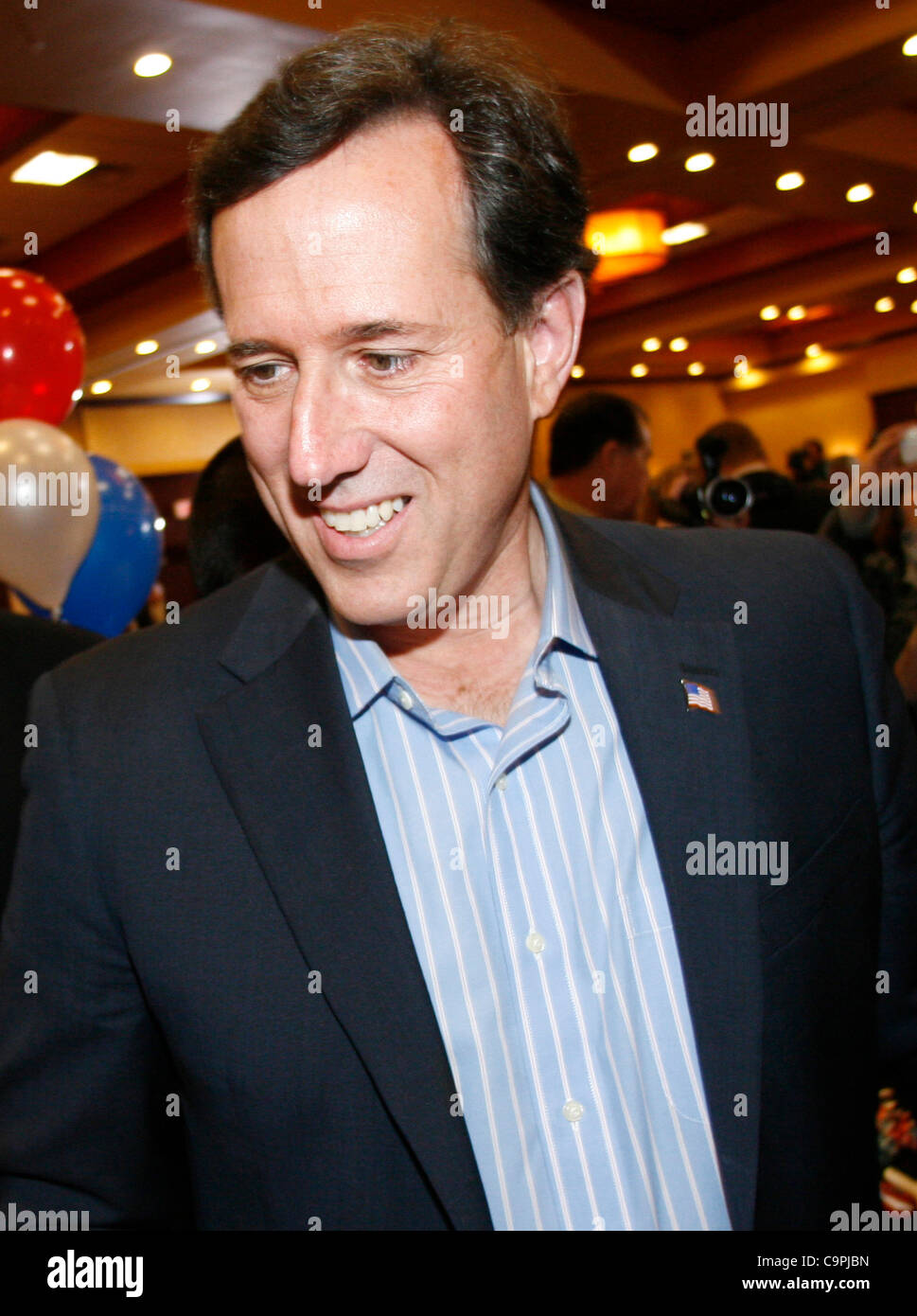 Rick Santorum talks with constituents in Allen, Texas, on Wednesday ...