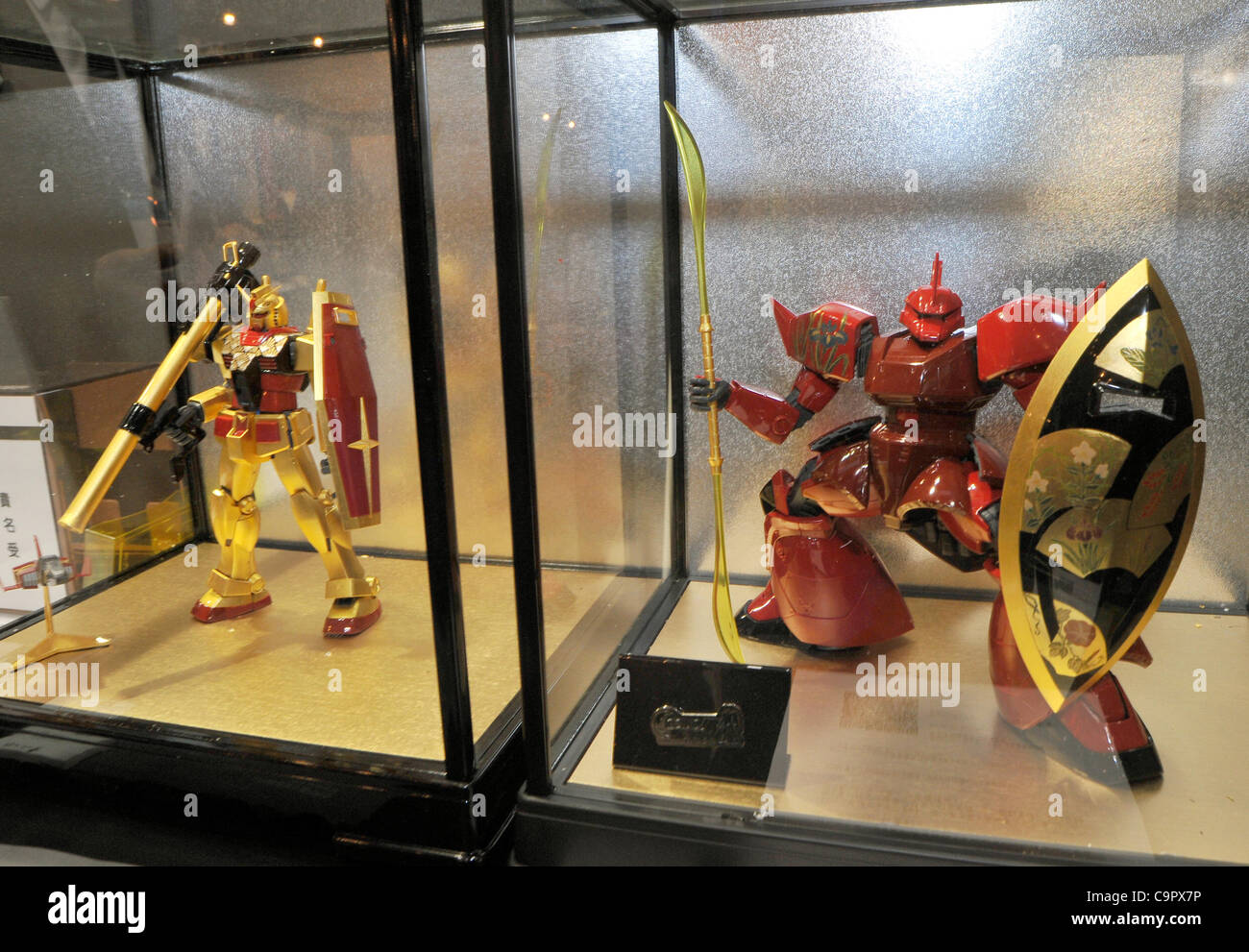 Robots fighting hi-res stock photography and images - Alamy