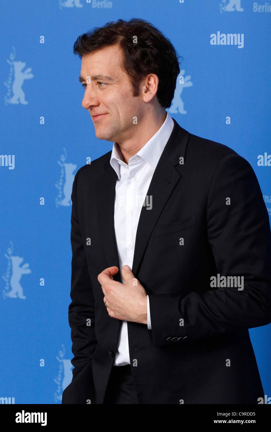 Clive owen shadow dancer hi-res stock photography and images - Alamy