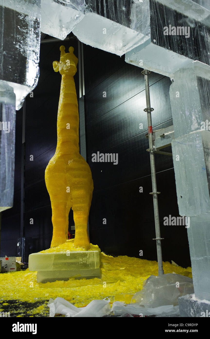 A giraffe sculptured in ice by Chinese craftsmen awaits Jerusalem’s ...