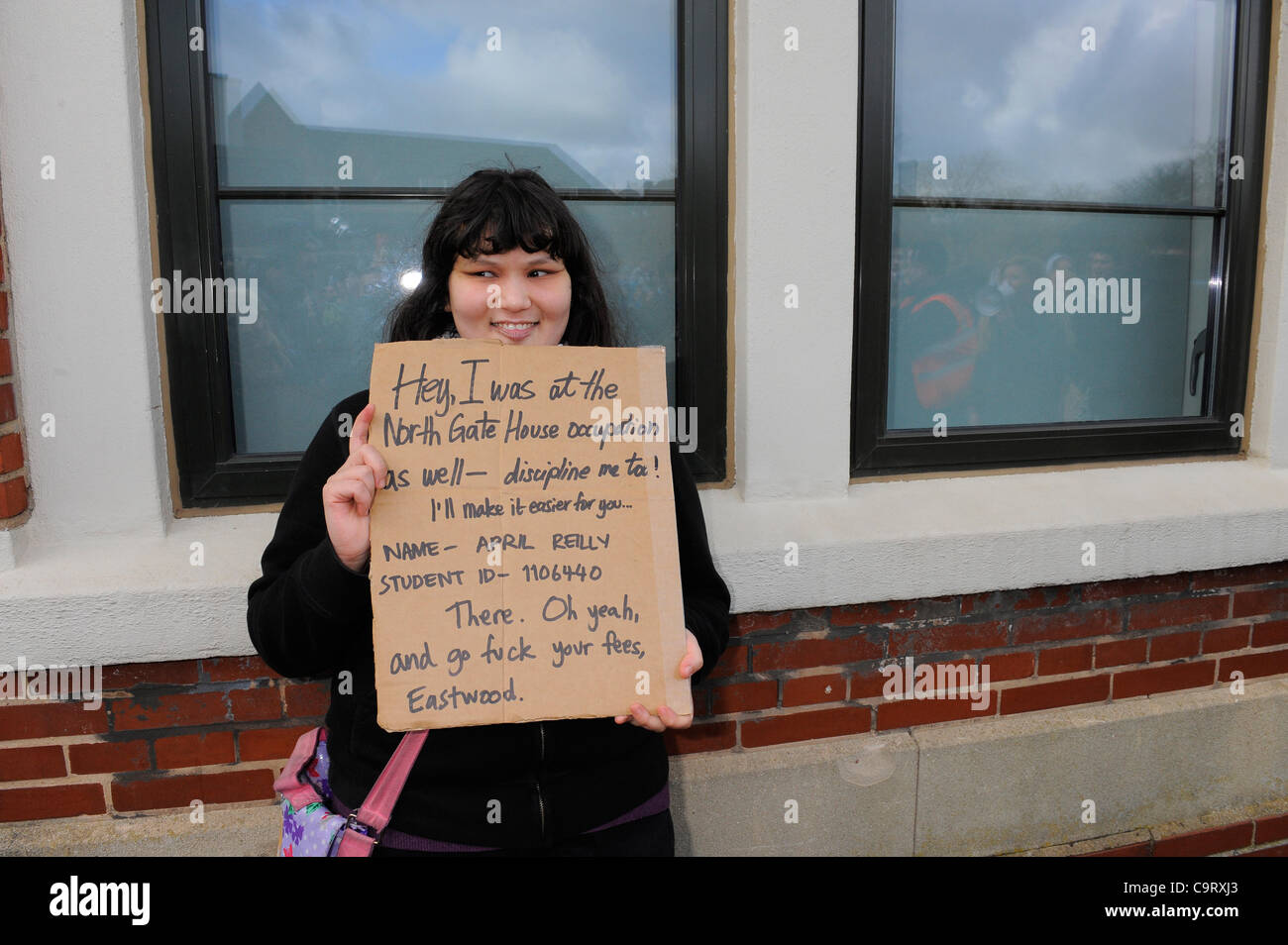 Students outside birmingham university hi-res stock photography and ...