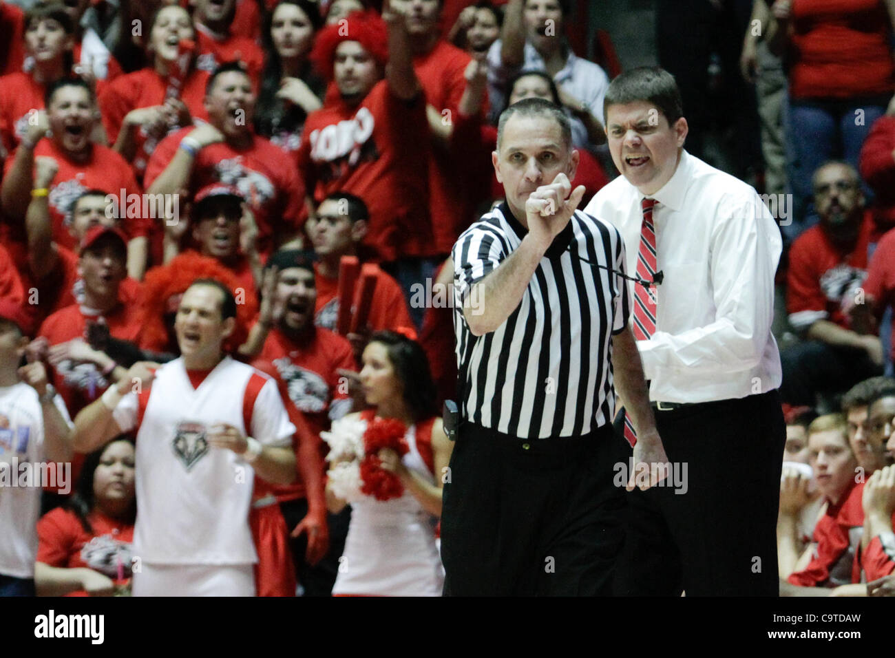 Basketball referee yelling hi-res stock photography and images - Alamy