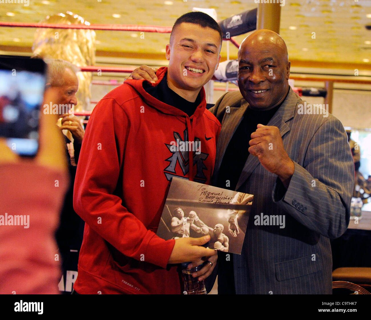 Feb. 18, 2012 - Las Vegas, Nevada, US - Retired boxer EARNIE SHAVERS (R ...