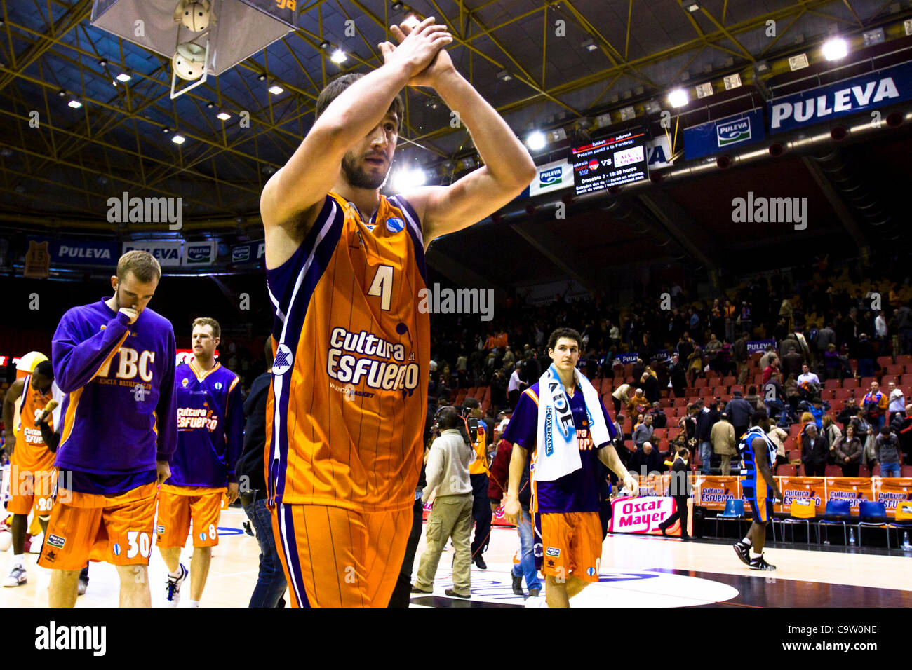 Basketball crowd cheering hi-res stock photography and images - Alamy