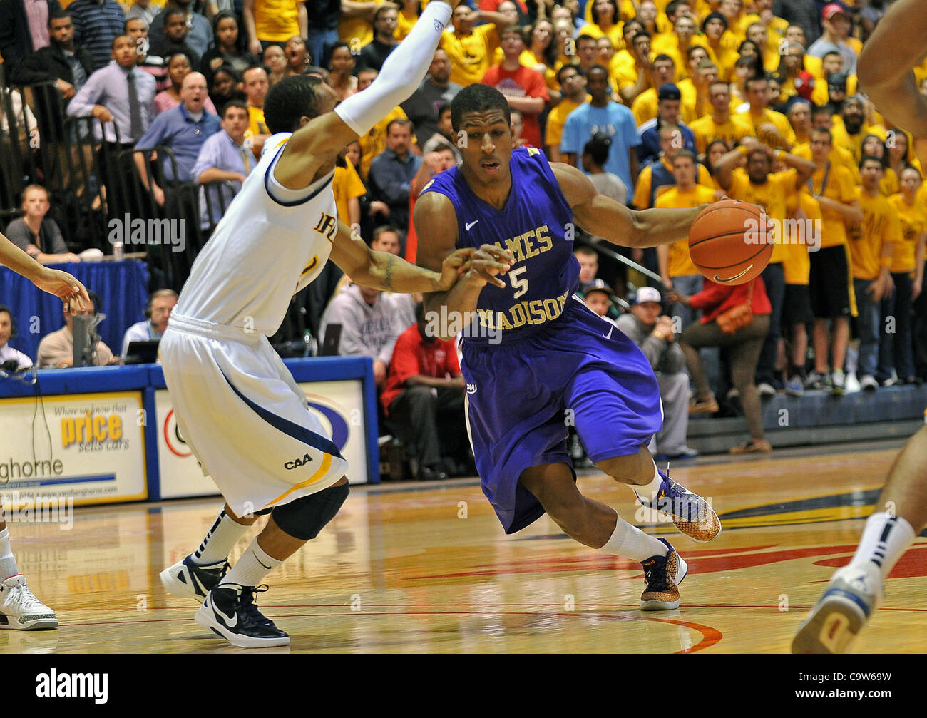 James madison dukes basketball hi-res stock photography and images - Alamy
