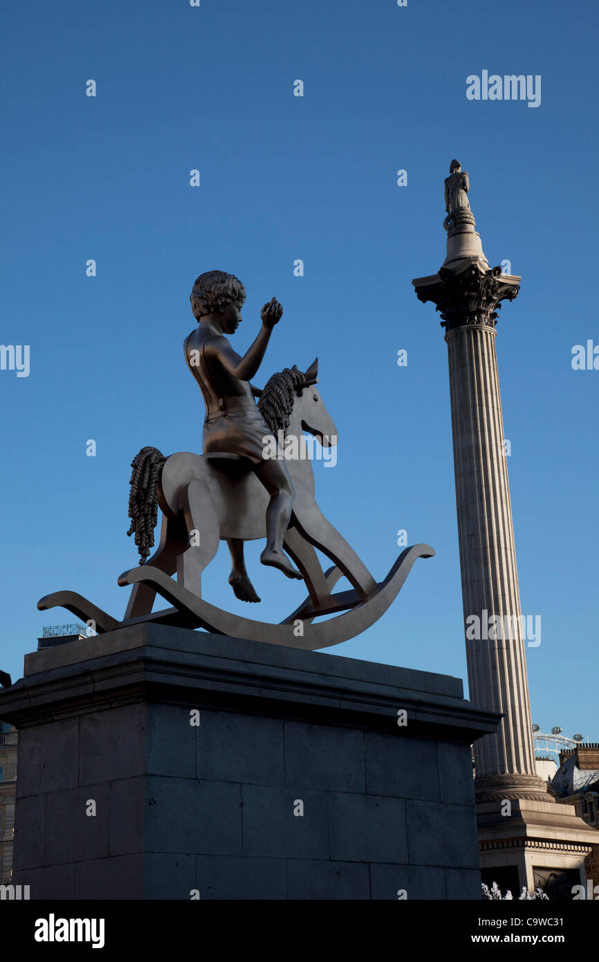 Bronze sculpture on plinth hi-res stock photography and images - Alamy