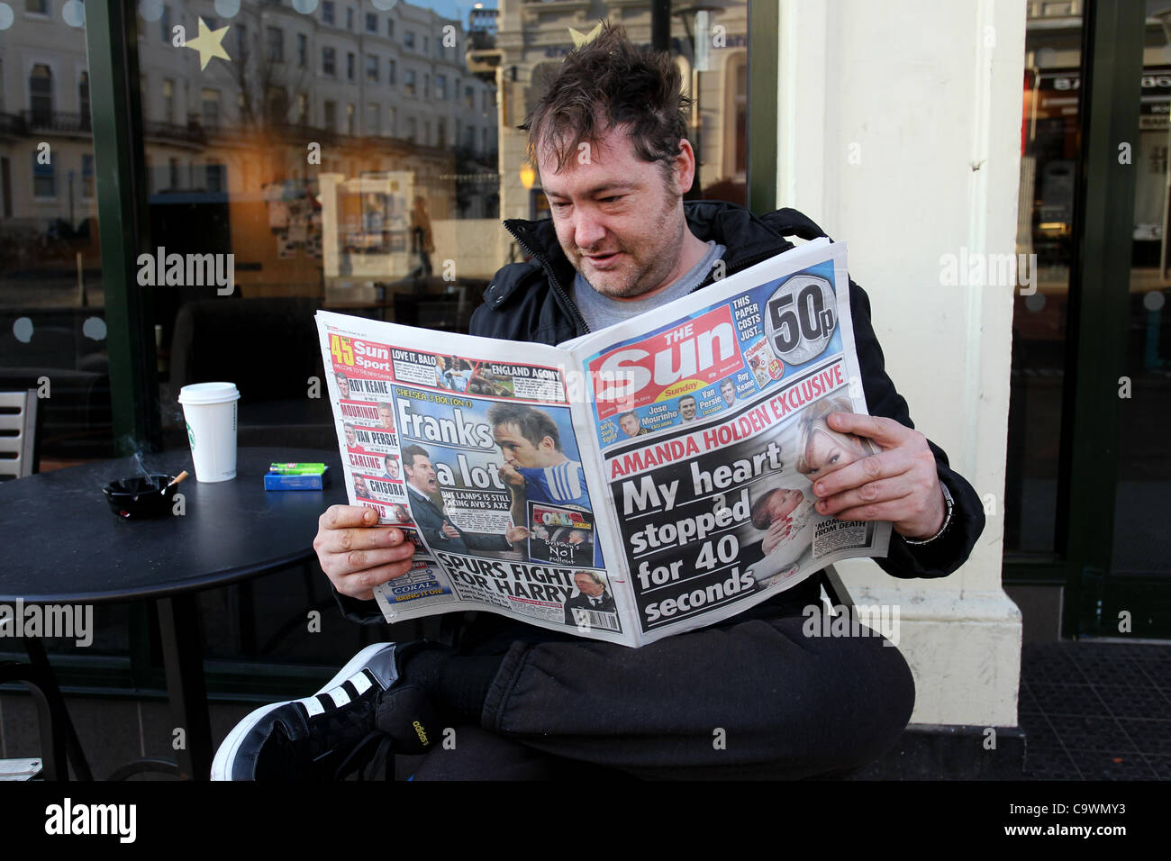Rupert murdoch reading newspaper hi-res stock photography and images ...