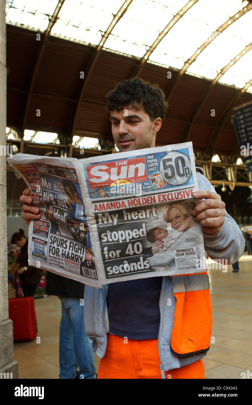 Sun on sunday newspaper hi-res stock photography and images - Alamy