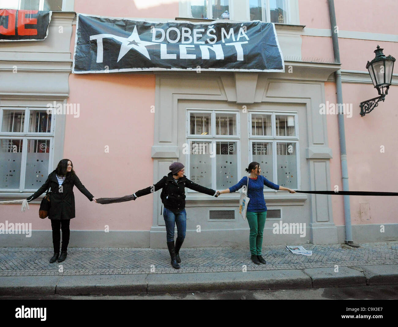 Students from DAMU, the Theatre Faculty, are making the human chain ...