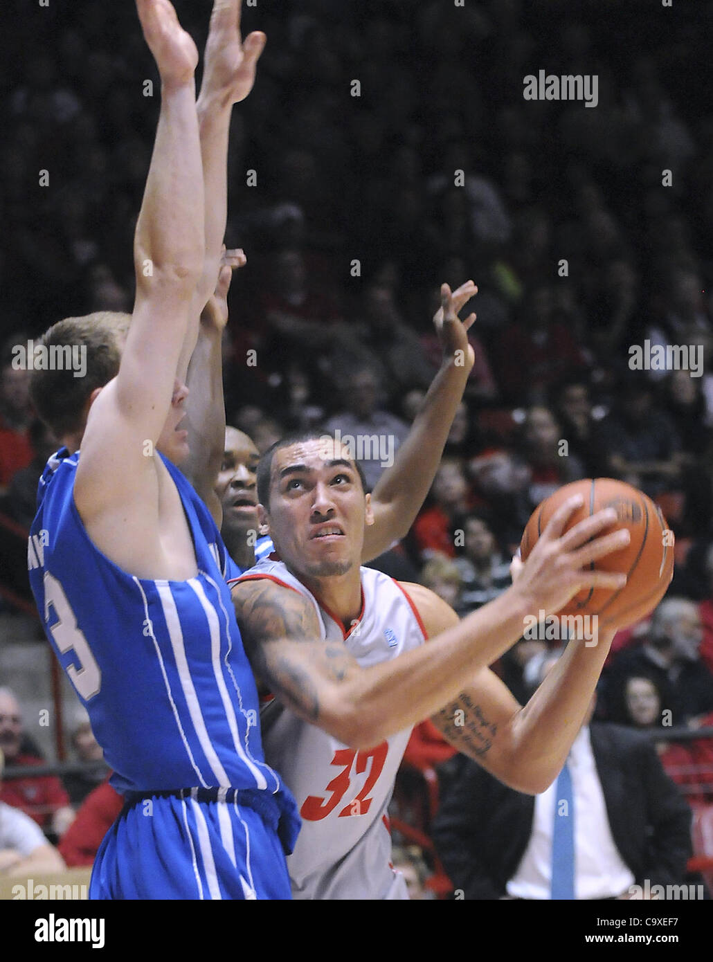 Feb. 29, 2012 - Albuquerque, NM, U.S. - UNM's #32 Drew Gordon looks tot ...