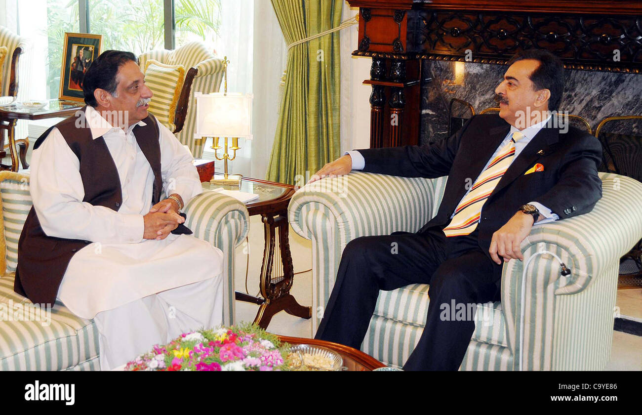Prime Minister, Syed Yousuf Raza Gilani talks with Jan Muhammad Jamali ...