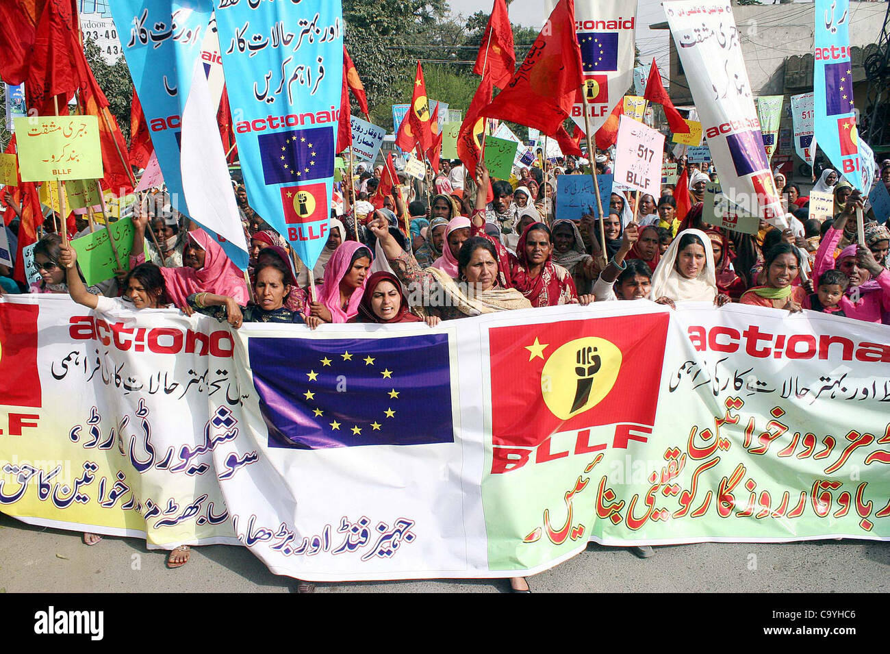 Women supporters chant slogans hi-res stock photography and images - Alamy