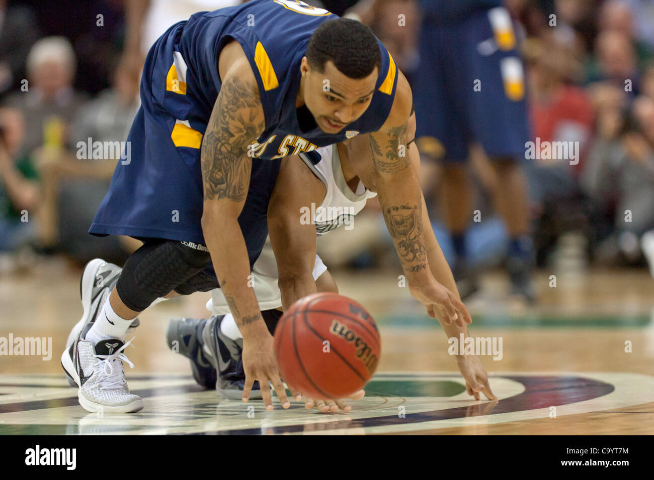Kent state golden flashes mens basketball hi-res stock photography and ...