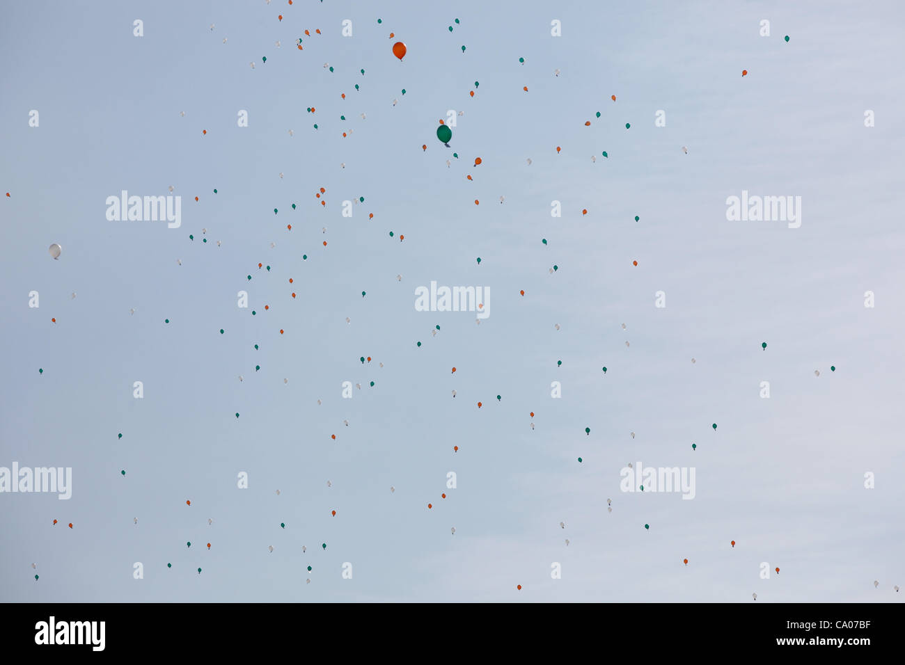 Hundreds balloons hi-res stock photography and images - Alamy