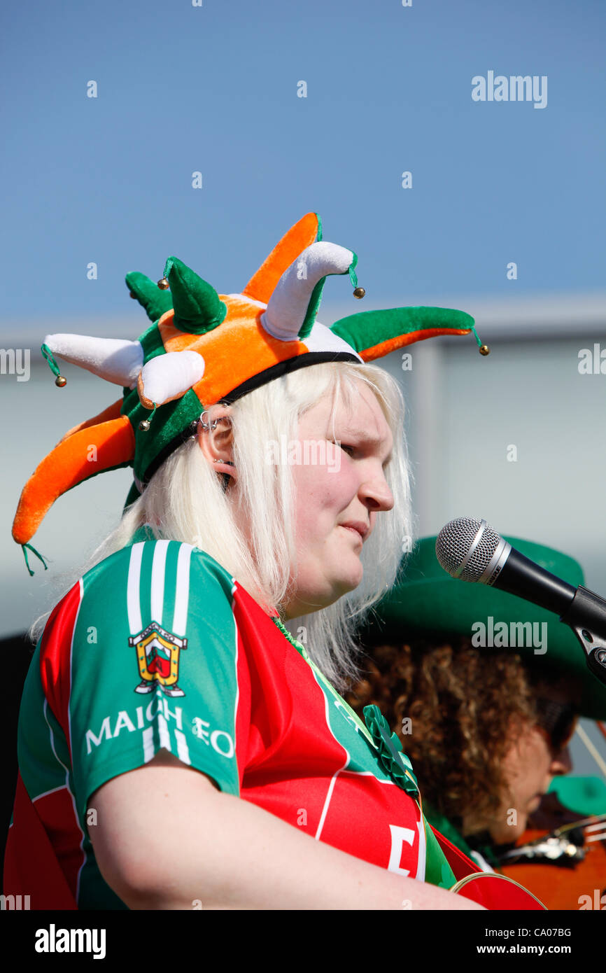 Woman wearing jesters hat hi-res stock photography and images - Alamy