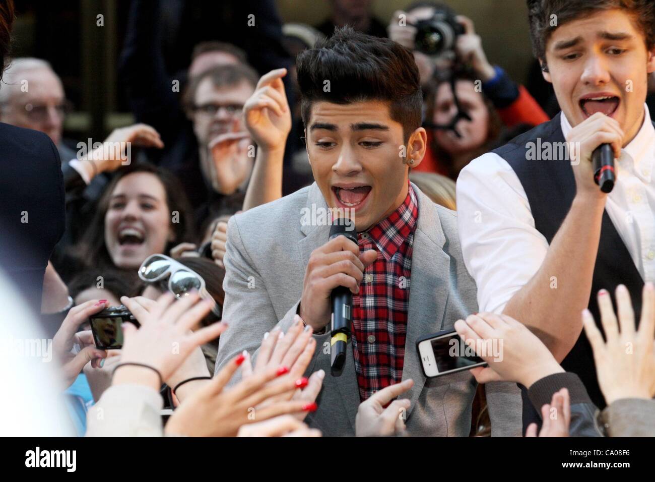 Zayn Malik on stage for NBC Today Show Concert with One Direction ...